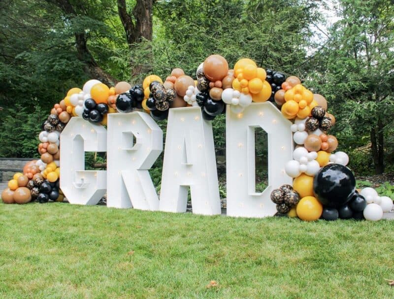 21 Beautiful Graduation Party Backdrop Ideas to Take your Grad Party to ...